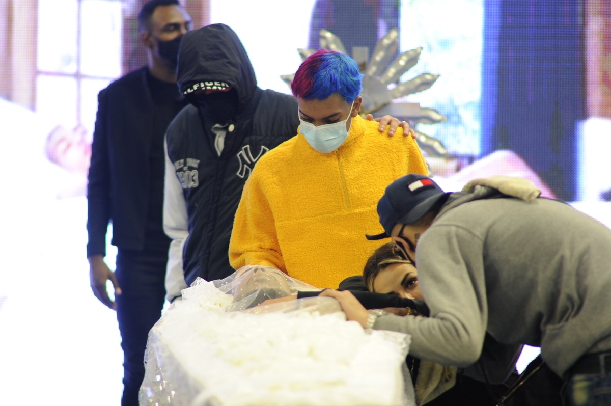 Famosos se despedem de MC Kevin; veja imagens do velório do cantor em ...