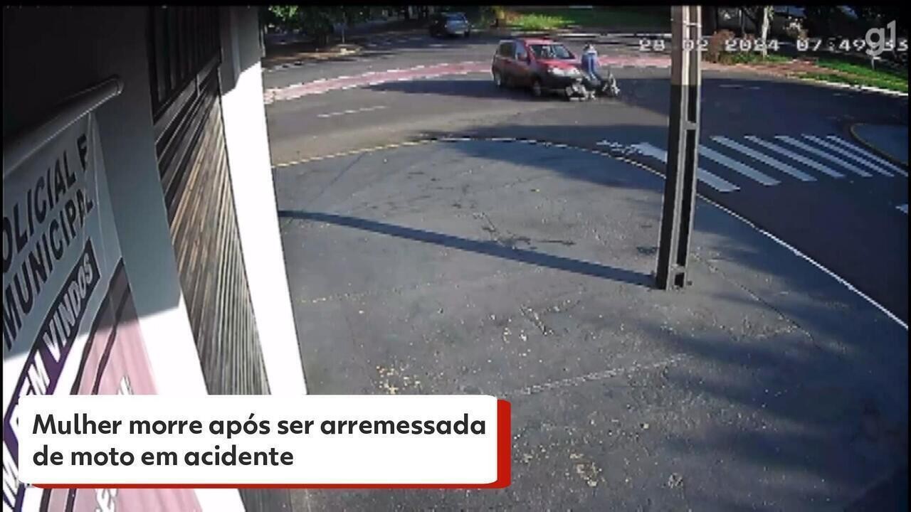 Mulher morre após ser arremessada de moto em acidente; vídeo mostra carro furando preferencial ...