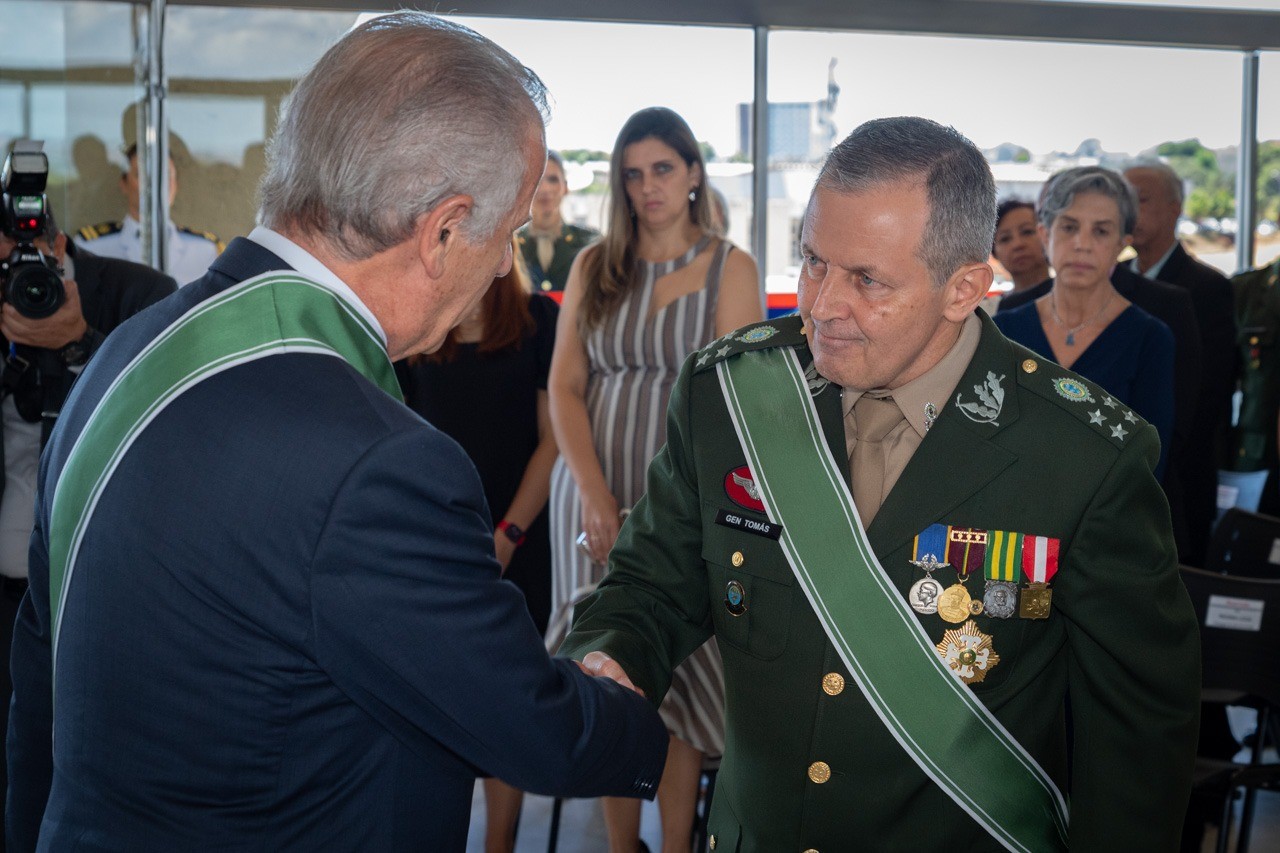 General Tomás Miguel recebe comando do Exército em solenidade no ...