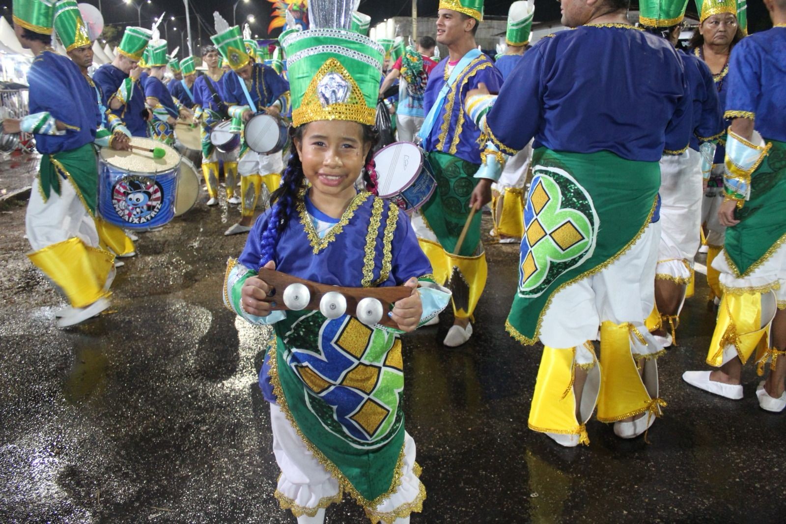 Menina de 7 anos é uma das compositoras do samba de enredo de escola do ...