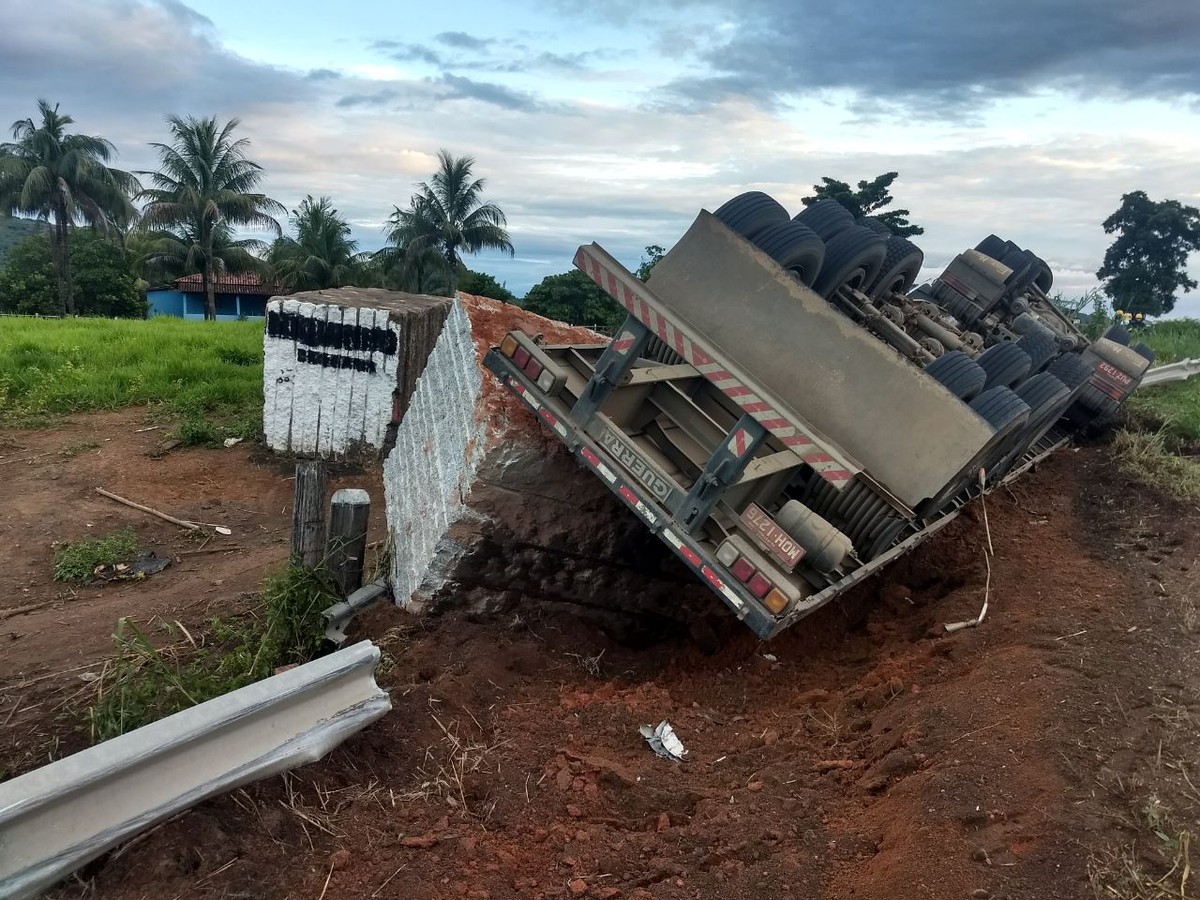Homem morre após carreta tombar em curva na BR-381, próximo a Periquito | Vales de Minas Gerais | G1