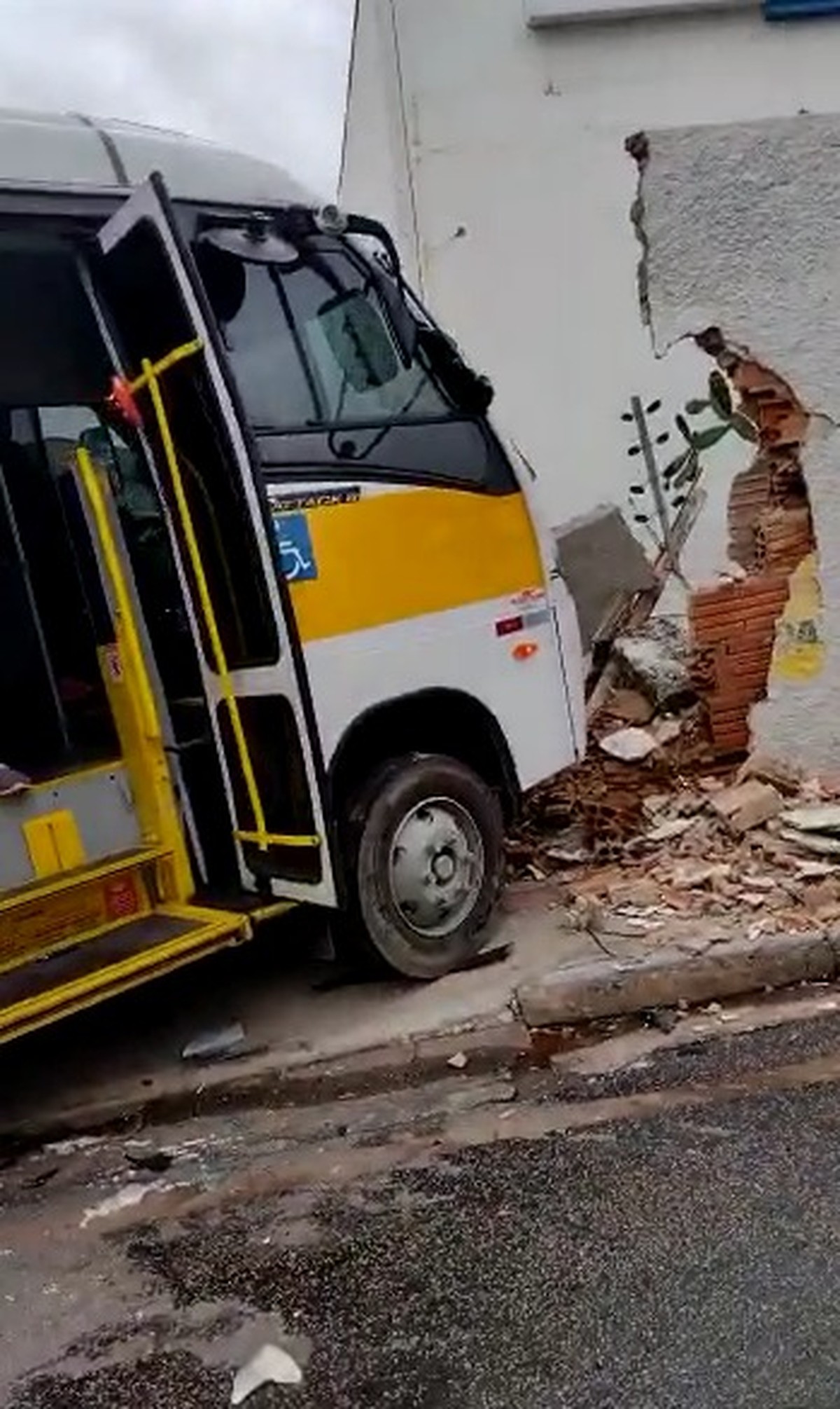 Ônibus escolar bate em carro e derruba muro em Cuiabá | Mato Grosso | G1