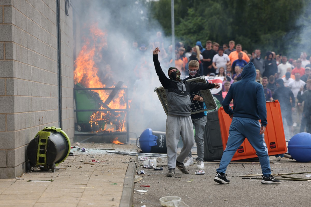 O que se sabe sobre os protestos violentos da direita radical no Reino ...
