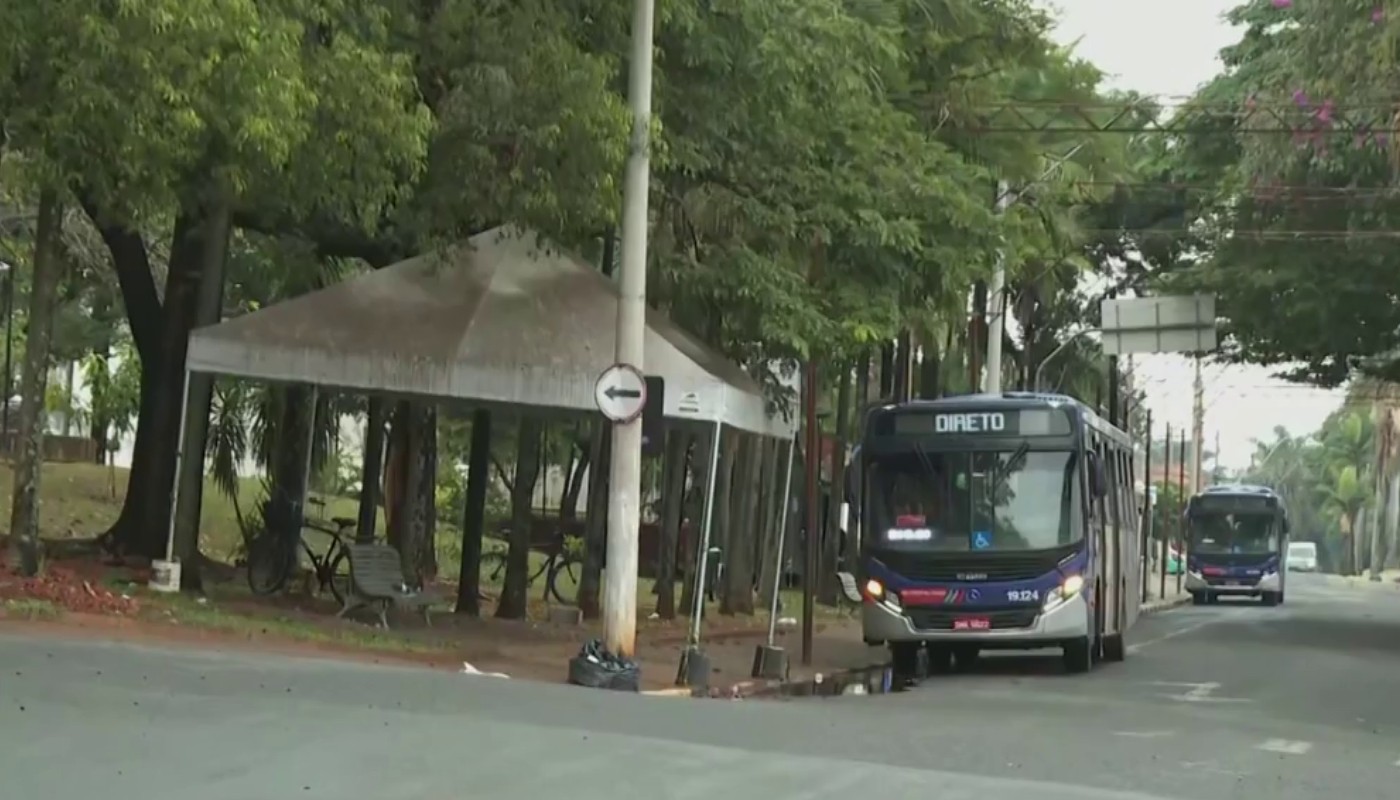 Com atraso em obras de rodoviária, usuários tomam chuva em Cosmópolis | G1
