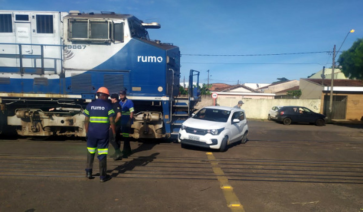 Carro é Atingido Por Trem Em São Carlos Ao Atravessar Linha Férrea