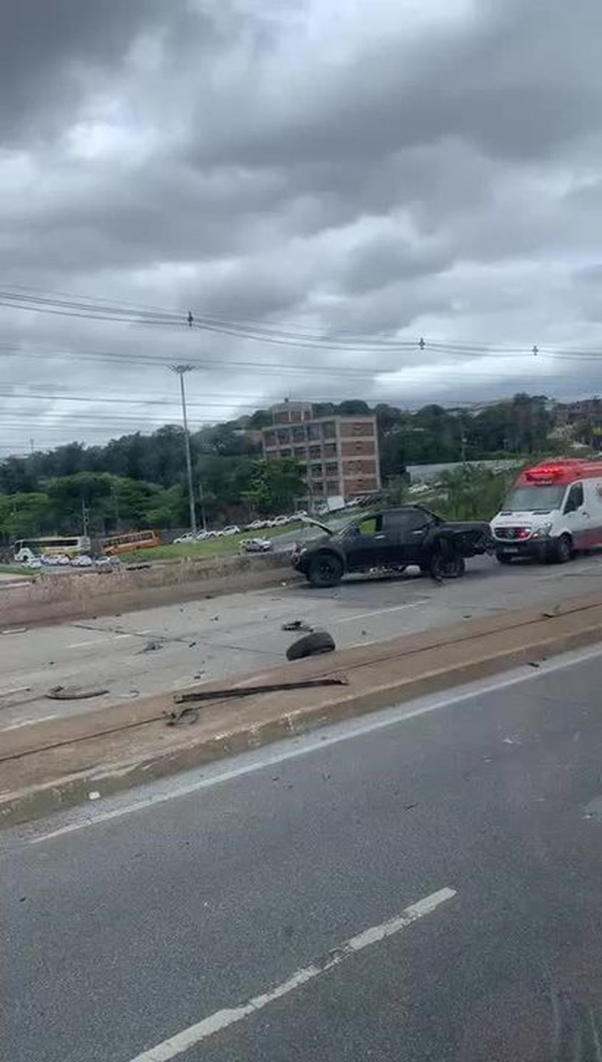 Acidente entre dois carros e uma moto interdita trânsito na Av. Carlos Luz, em BH; FOTOS | Minas ...