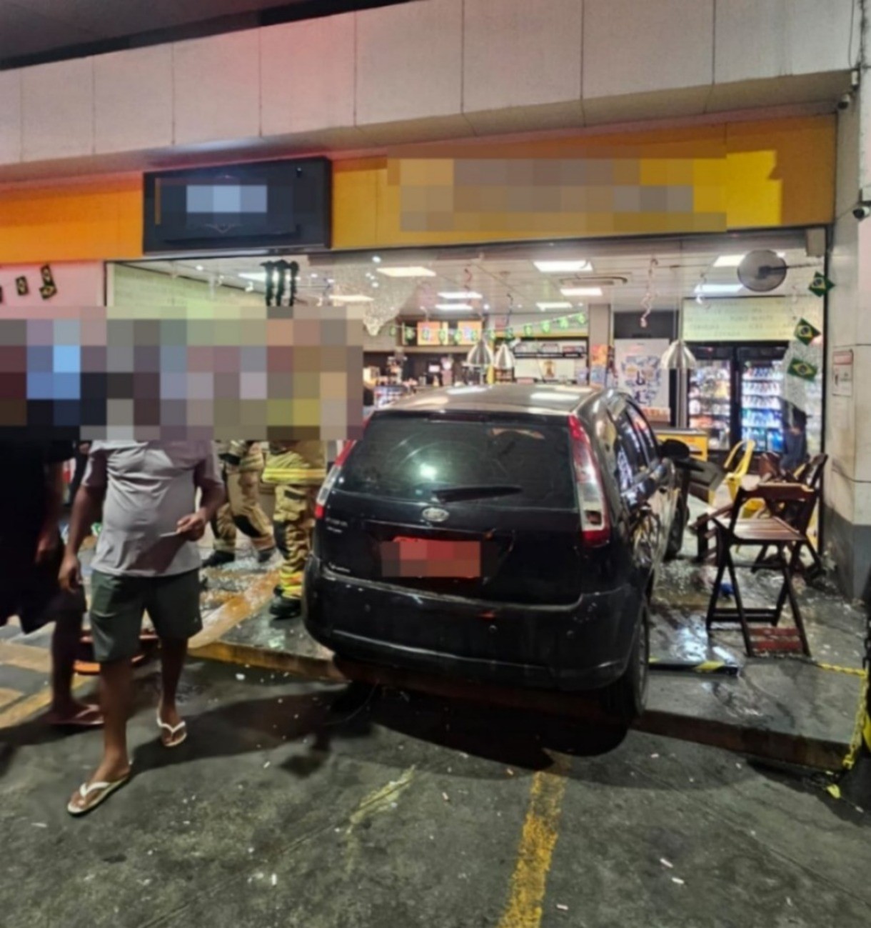 Acidente em Três Rios: carro invade loja e fere dois idosos | G1