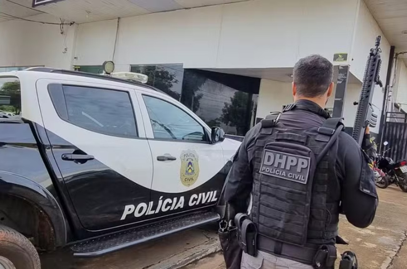 Homem descumpe medida protetiva e é preso no telhado da casa da ex | G1