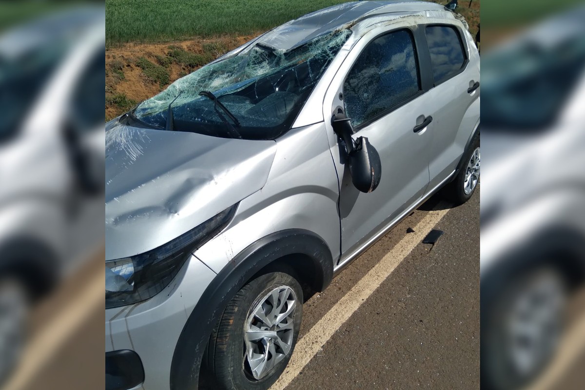 Duas pessoas ficam feridas depois de carro capotar na PR-090, em Ventania | Campos Gerais e Sul | G1