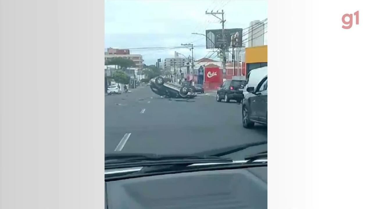 Motorista invade contramão, bate em carro e capota em Americana; VÍDEO | G1