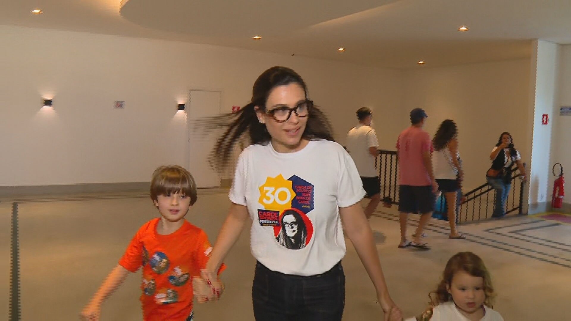 Carol Sponza vota em São Conrado | G1