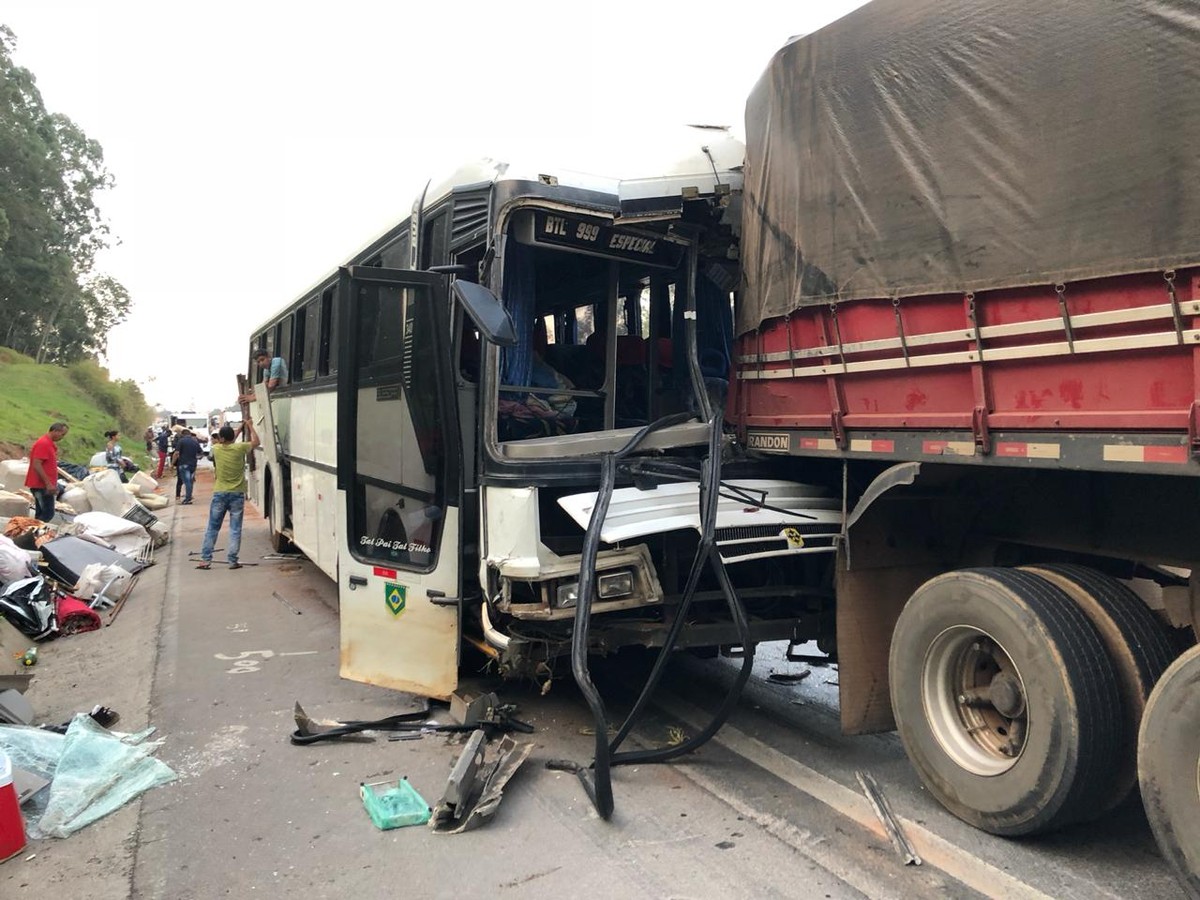 Acidente entre ônibus, caminhão e carretas deixa sete feridos na Fernão Dias em Atibaia, SP ...
