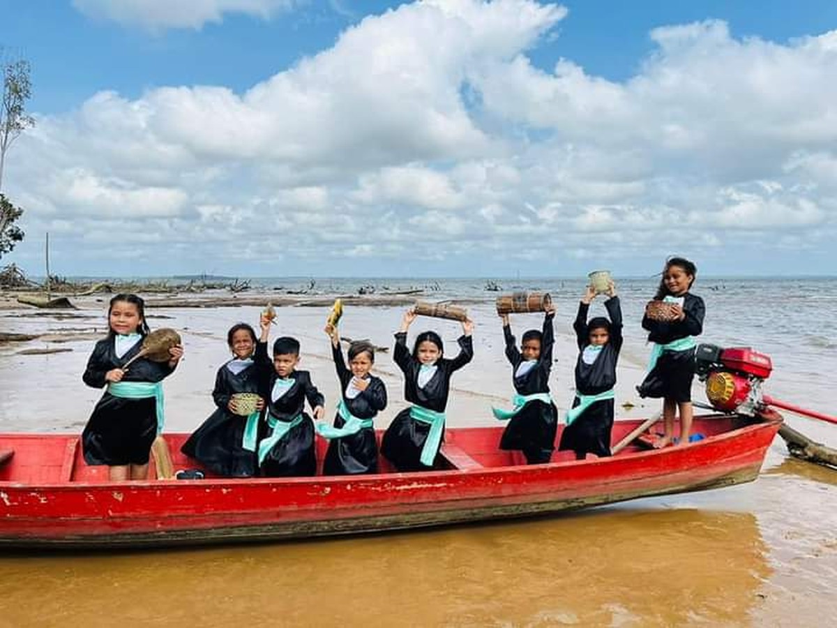Crianças ribeirinhas fazem ensaio de formatura temático de pescador no ...