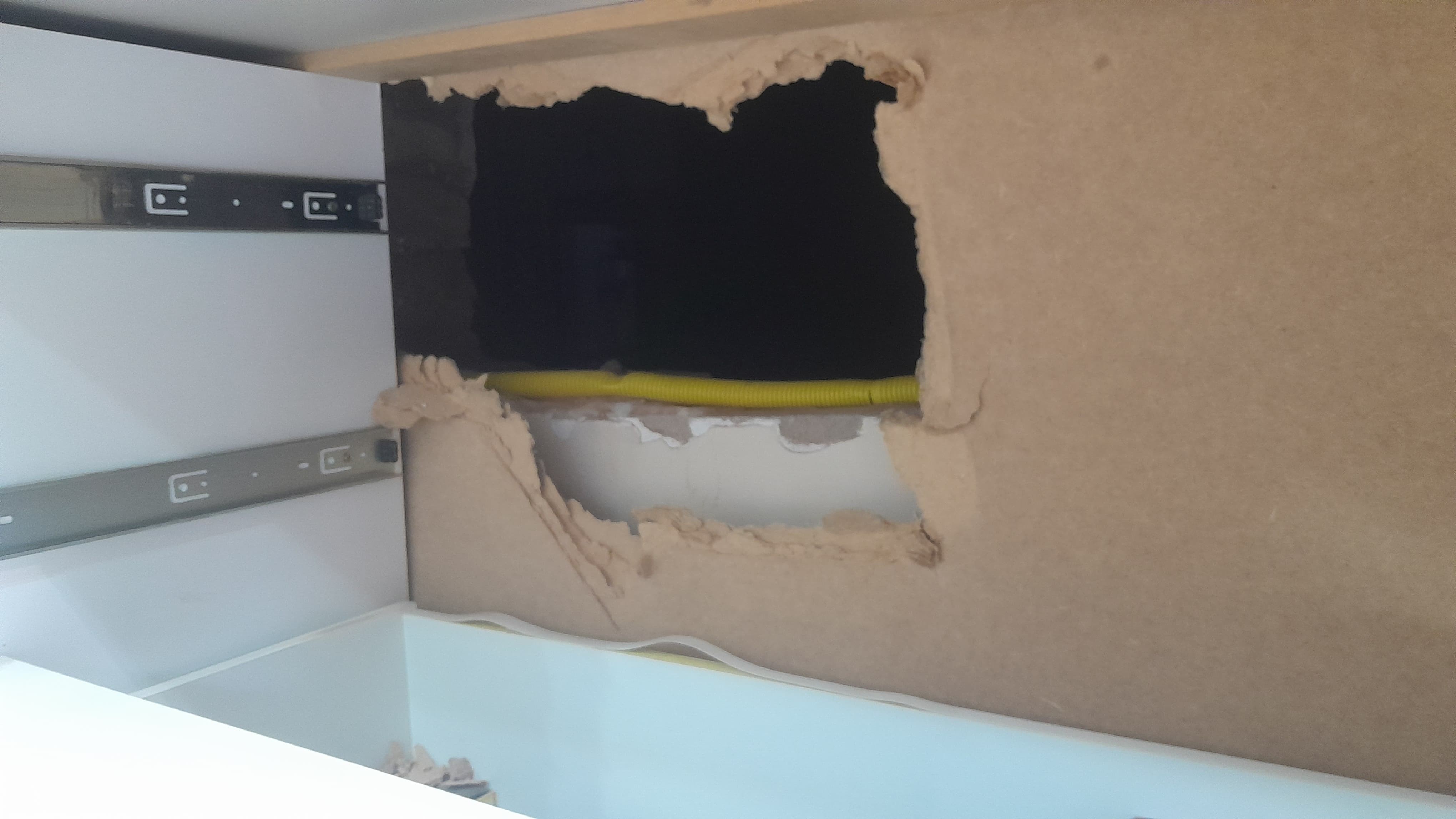 Criminosos furam paredes de três lojas, invadem joalheria e furtam ...