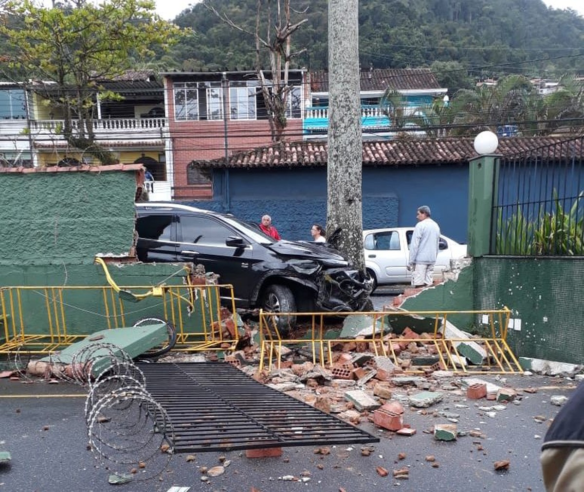 Carro bate em árvore e derruba muro em Angra dos Reis; idoso fica ferido | Sul do Rio e Costa ...