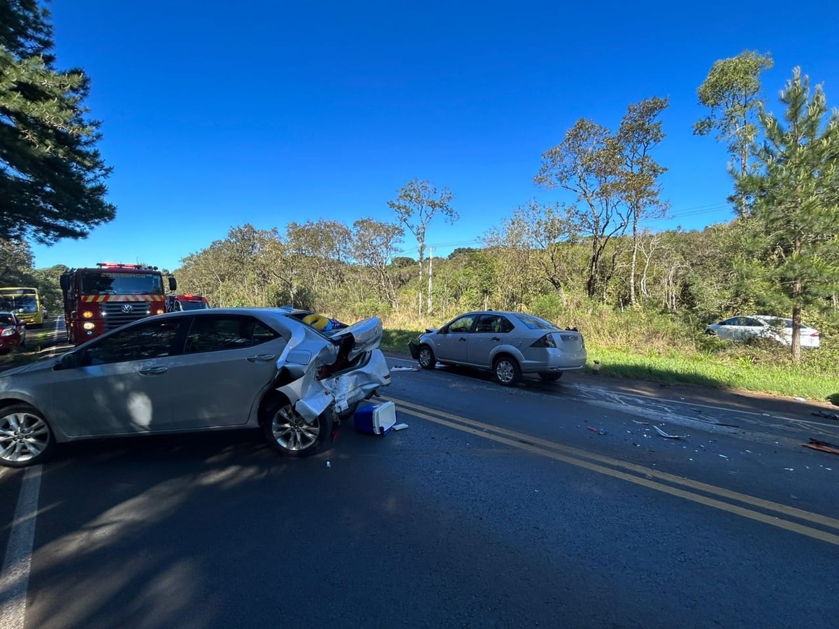Engavetamento entre quatro carros na PR-466 deixa cinco pessoas feridas | Campos Gerais e Sul | G1