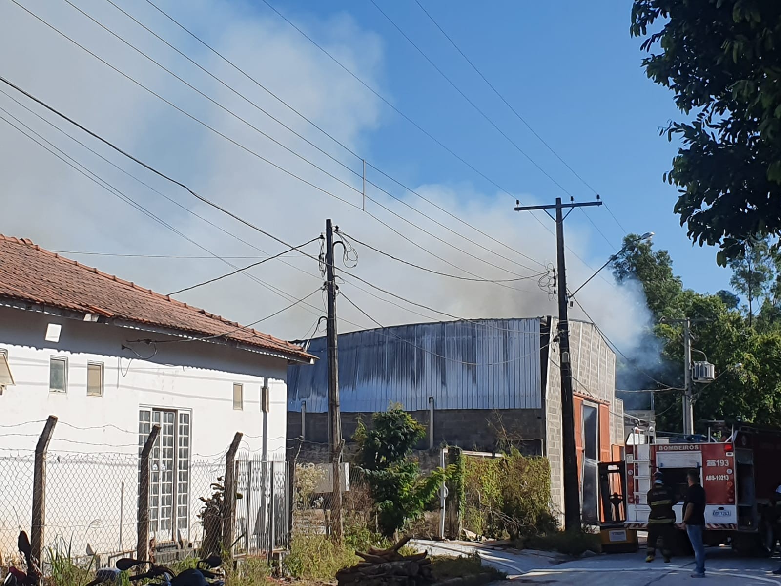 Incêndio em fábrica de alimentos para pet mobiliza bombeiros em ...