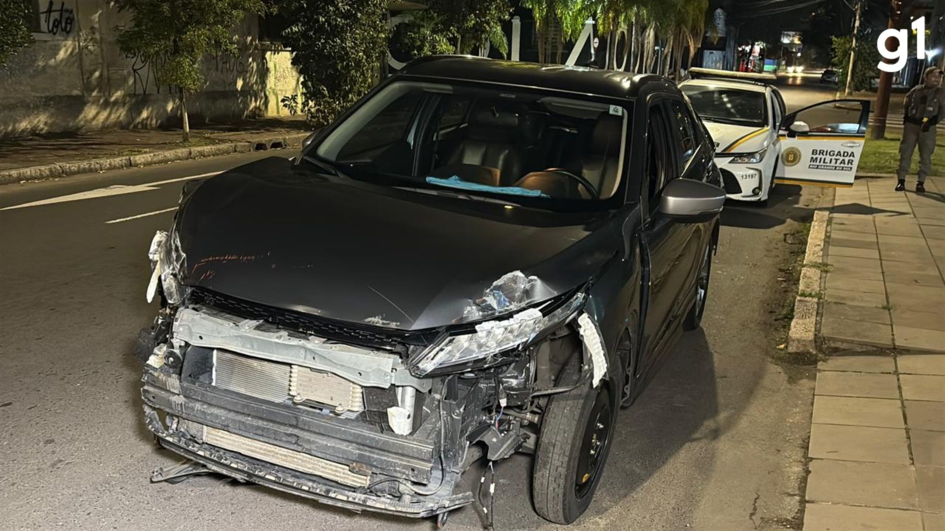 VÍDEO mostra momento em que carro invade padaria em Porto Alegre | G1
