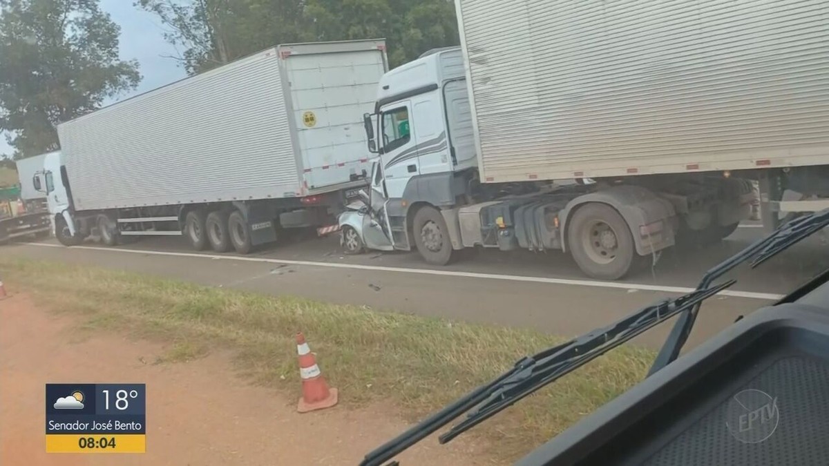 Motorista morre após carro ser esmagado entre duas carretas na Fernão ...