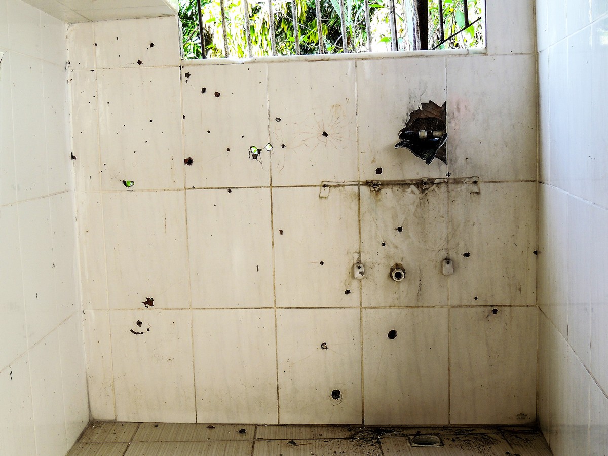 PMs afirmam ter atirado 82 vezes dentro de casa onde 9 foram baleados ...