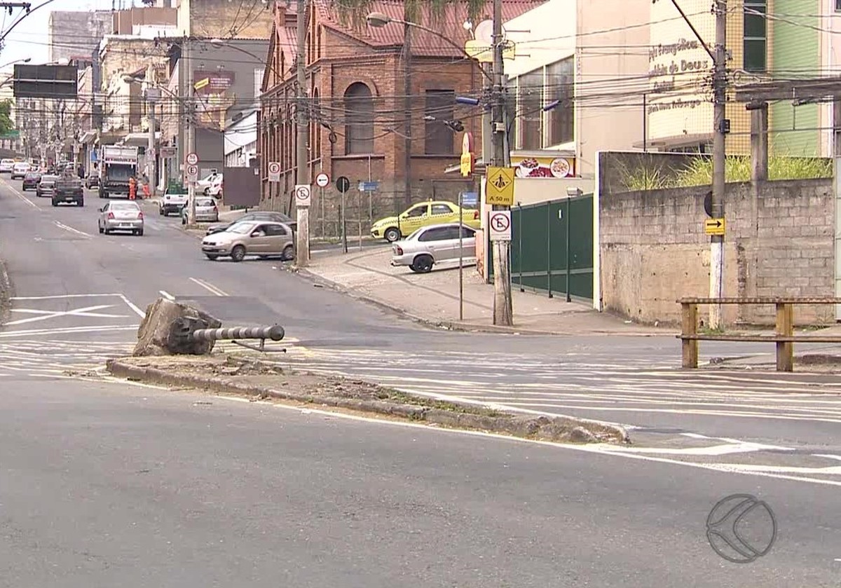 Motorista Capota Com Carro Na Linha Férrea E Foge Em Juiz De Fora