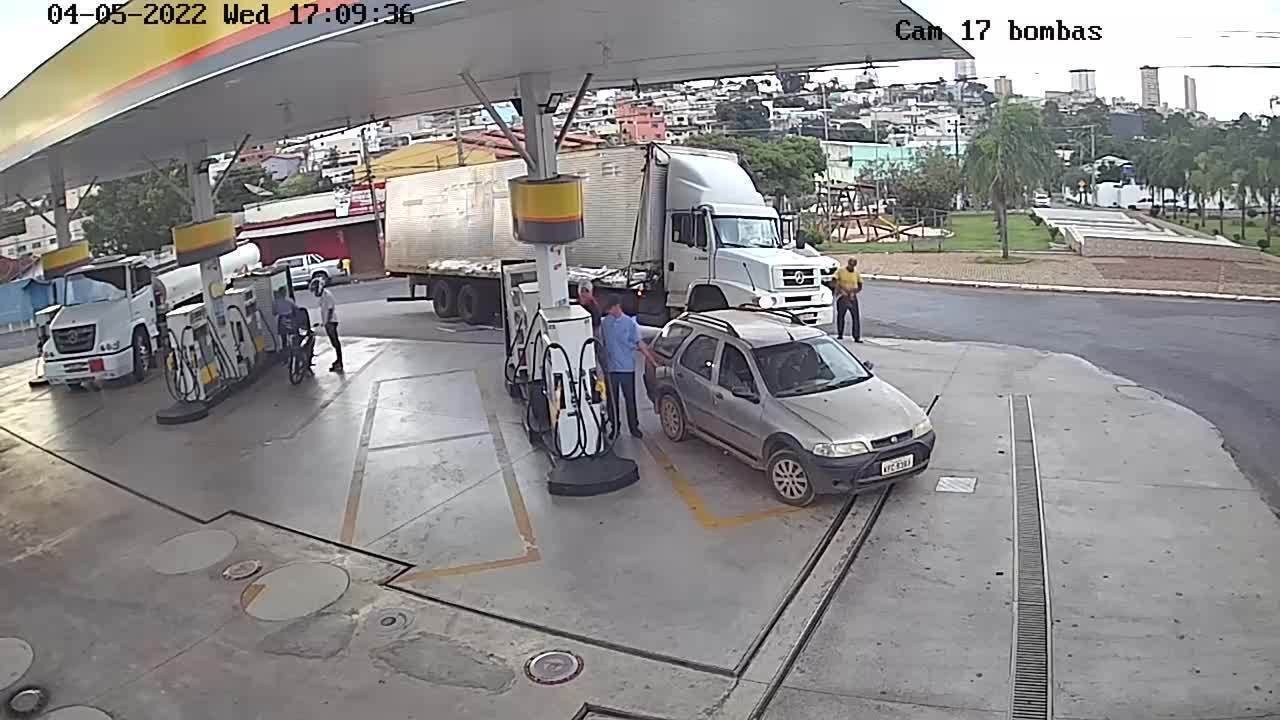 Sem motorista, caminhão desgovernado desce em rua e atinge poste em Anápolis; vídeo | Goiás | G1