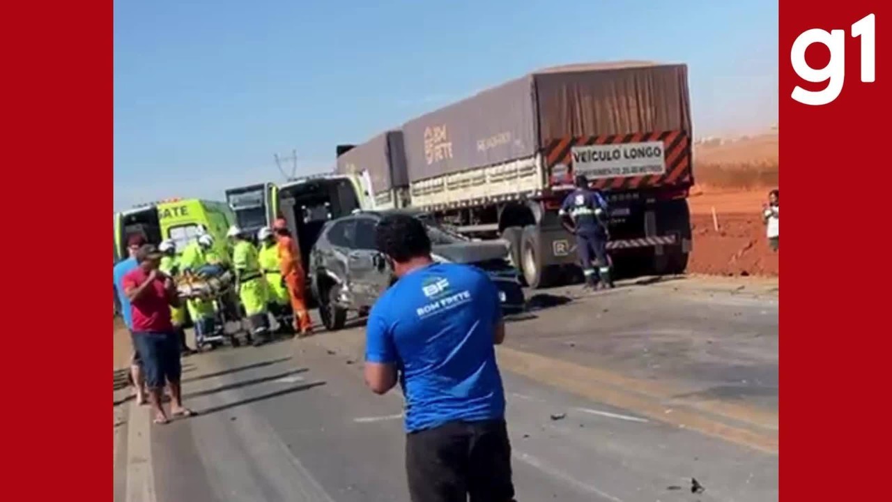 Motorista de carro morre em batida contra duas carretas na BR-163 em MT