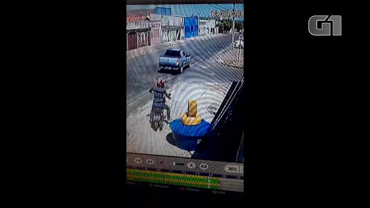 Vídeo Mostra Assaltante Fugindo Após Se Assustar Com Gritos Da Vítima