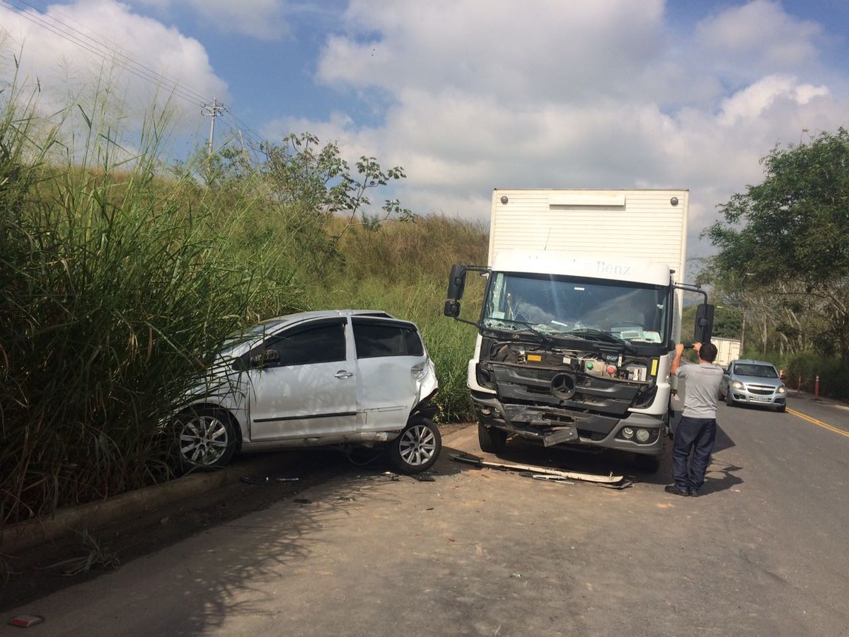 Batida entre carro e caminhão deixa um ferido em Volta Redonda, no Sul do RJ | Sul do Rio e ...