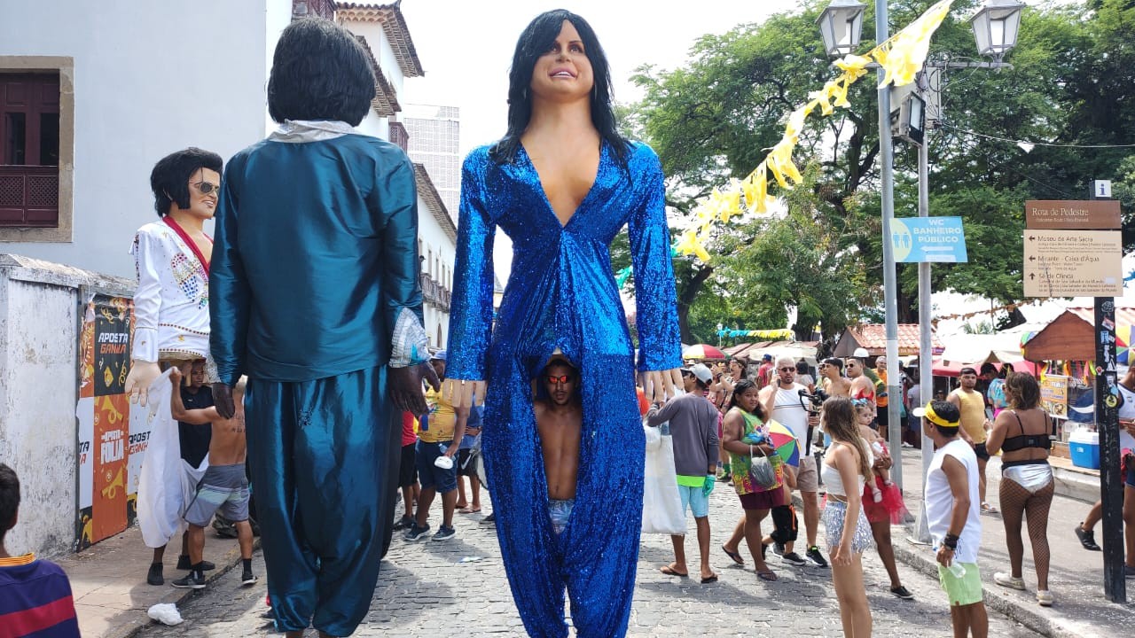 FOTOS: Whindersson Nunes ganha boneco gigante no tradicional desfile em ...
