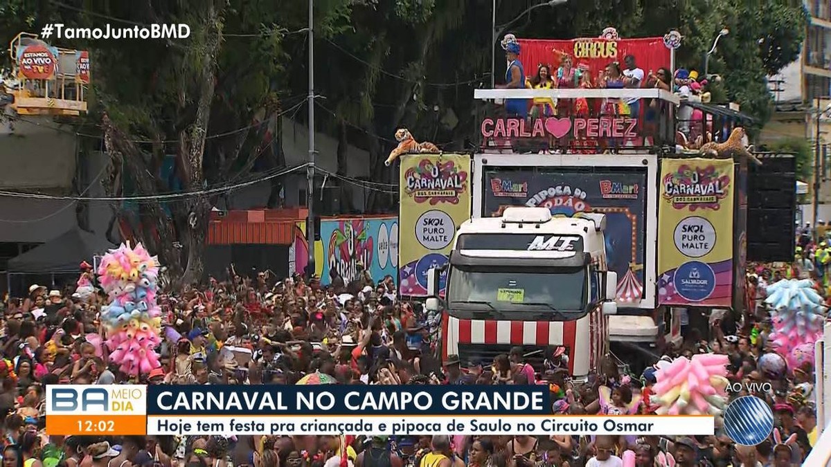 Com Xanddy e Lore Improta, Carla Perez desfila em trio 'pipoca' com ...