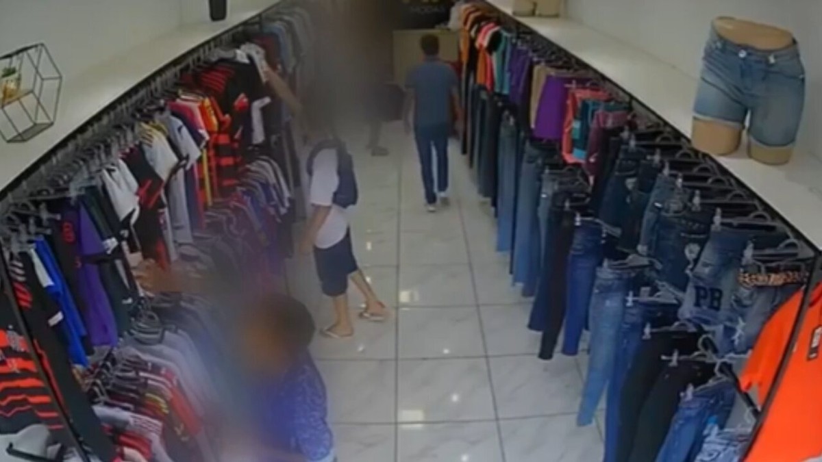 Pai que fez filho devolver camiseta de futebol furtada disse que ficou ...