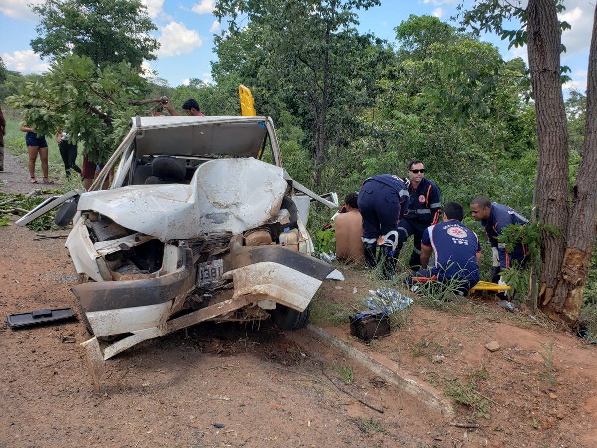 Idosa morre e quatro ficam feridos após carro bater em árvore na Bahia ...
