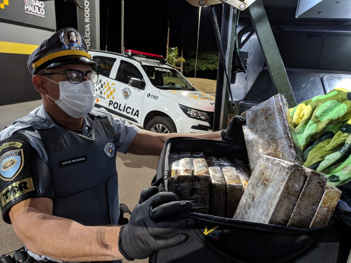 Boliviana transporta quase 13 quilos de pasta base de cocaína em ônibus ...