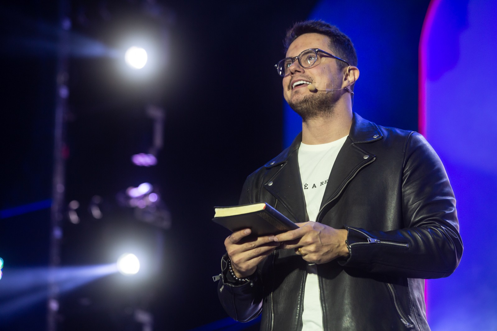 Deive Leonardo leva mensagem de fé e reflexão ao público em Ribeirão ...