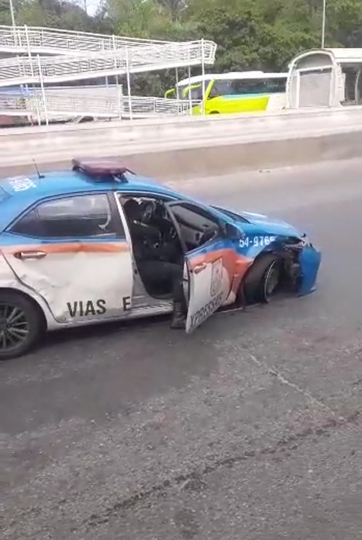 Viatura fica destruída após perseguição policial na Av. Brasil | Rio de ...