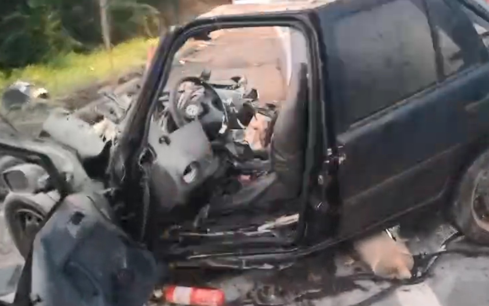 Jovem e mulher que morreram em acidente que deixou carro partido ao meio tinham saído de festa ...