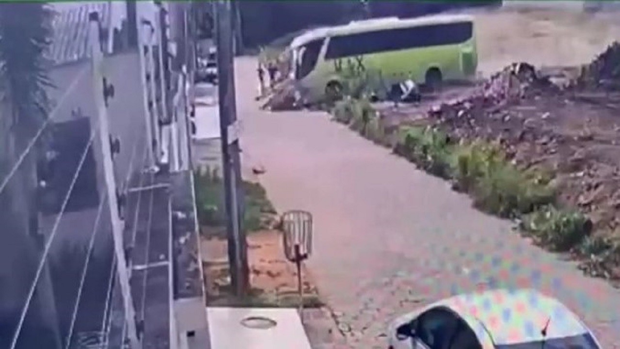 VÍDEO: Ônibus desgovernado invade rua e atinge casa em Linhares, Norte do ES | Norte e Noroeste ...