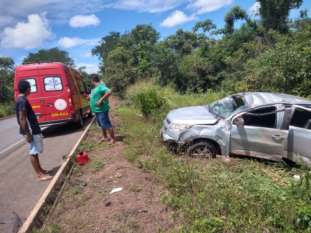 Motorista fica presa às ferragens de caminhonete em acidente na BR-153, dizem bombeiros ...
