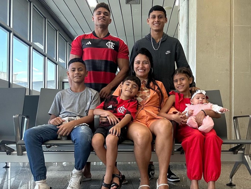 Uma mãe, 2 pais e 4 filhos: como trisal se divide para cuidar de ...