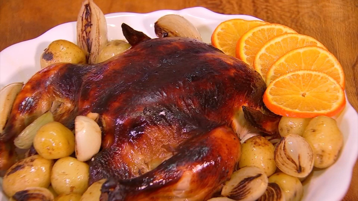 Receita Nosso Campo: aprenda a fazer um frango assado que carrega o ...