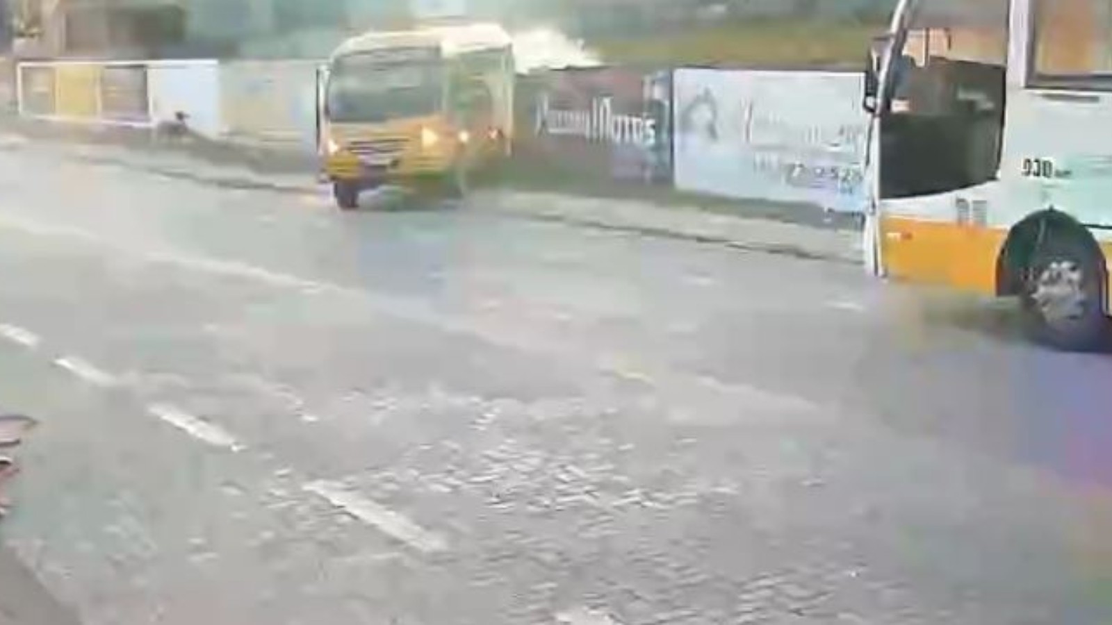 Ônibus escolar desgovernado desce rua de ré e derruba muro de terreno