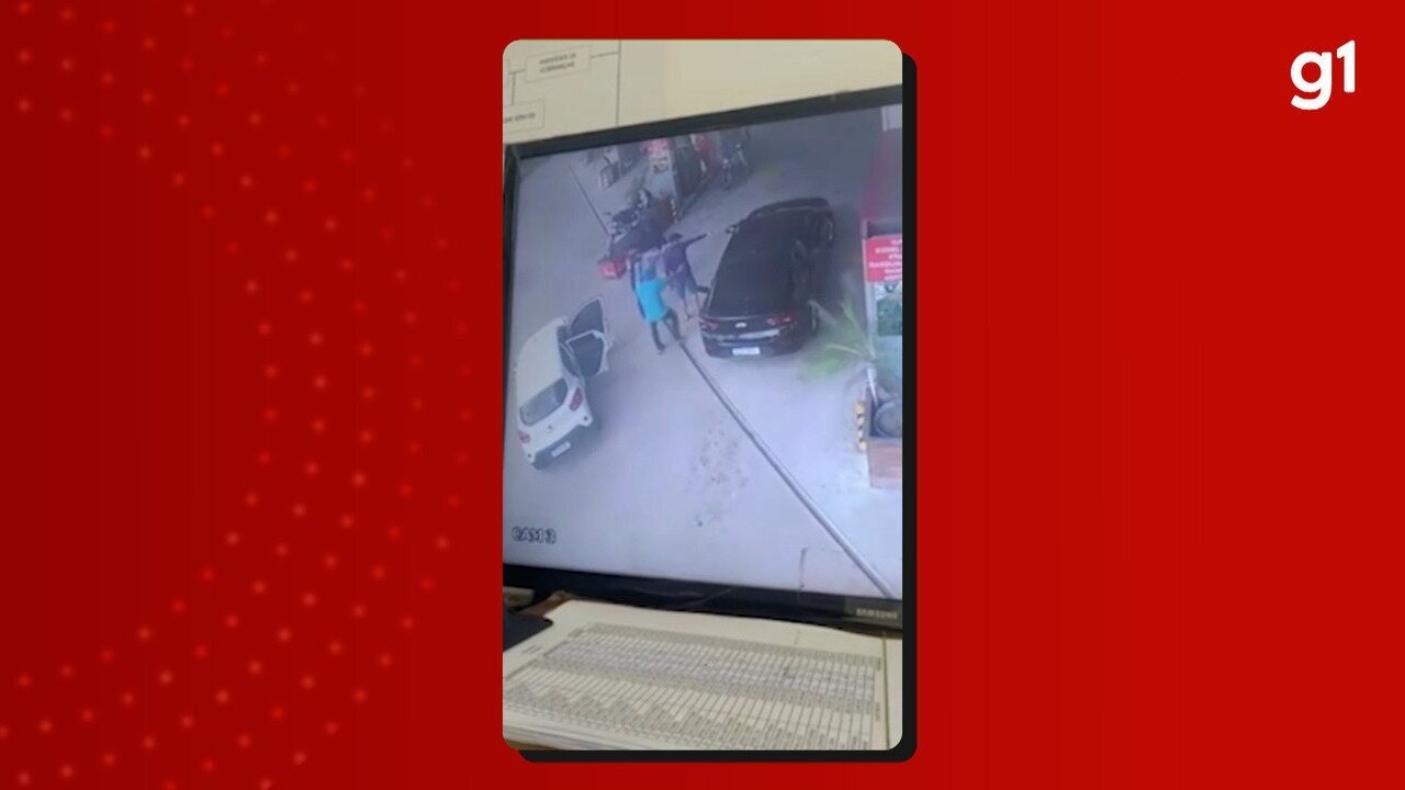 Homem morre ao ter carro alvejado por 4 atiradores em posto na Torquato, em Manaus | Amazonas | G1