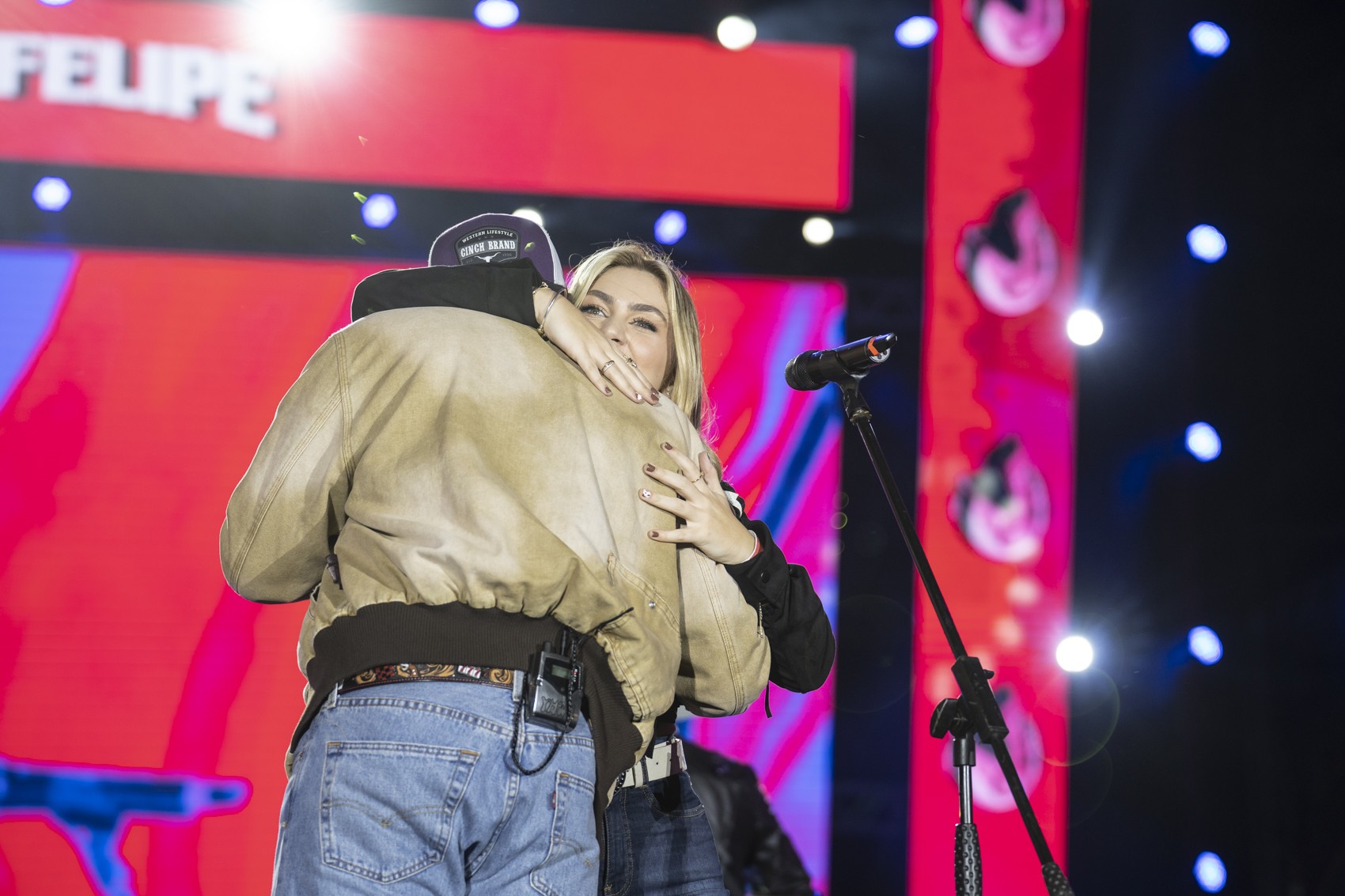 VÍDEO: após carona de moto, Duda Bertelli canta em show de Zé Felipe em Barretos | G1