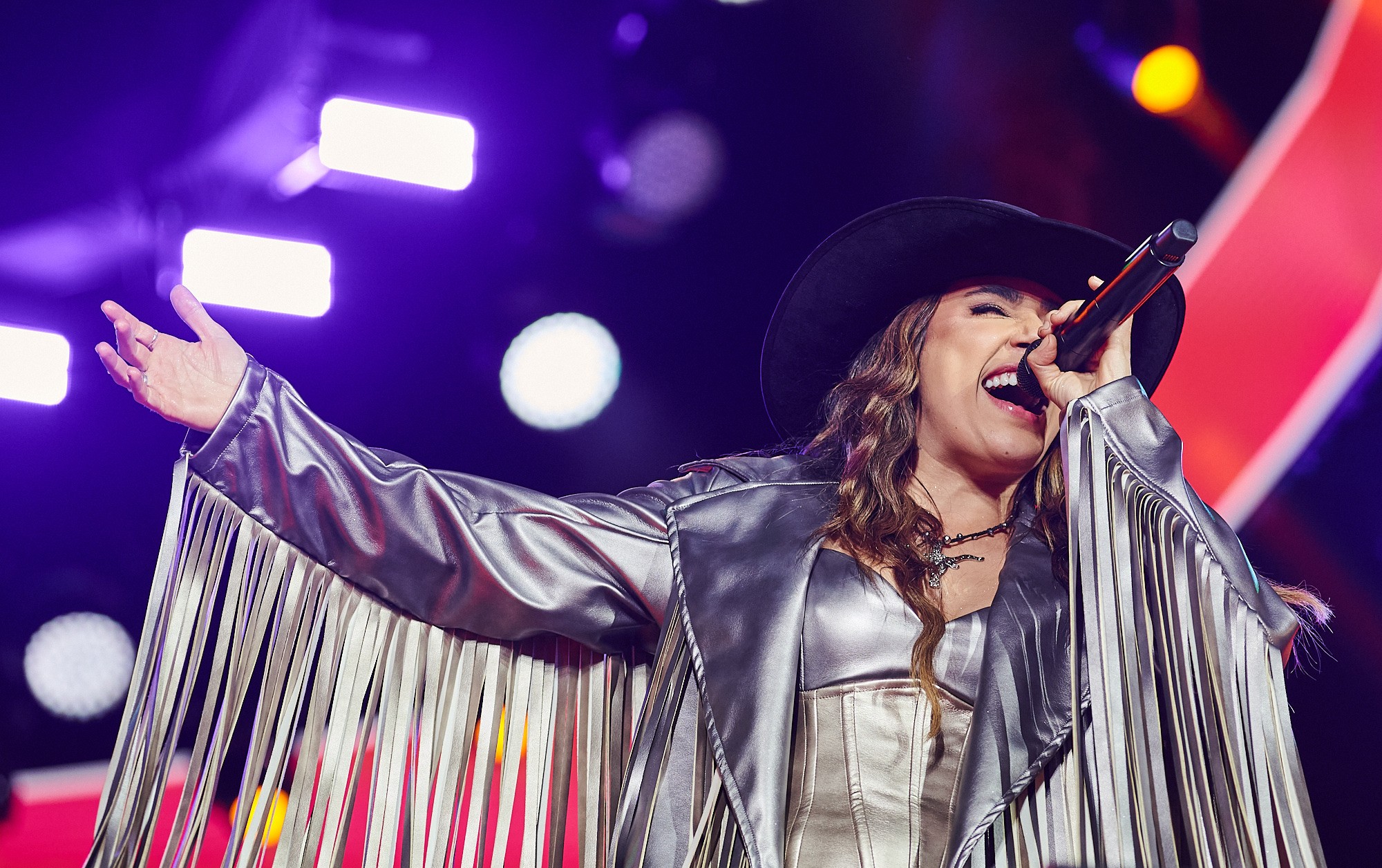 Lauana Prado chora ao realizar 'sonho de criança' de cantar no palco da ...