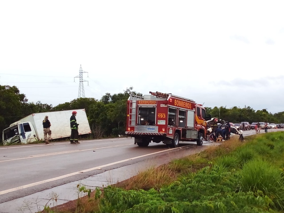 Acidente entre caminhão e carro durante chuva deixa 4 mortos na Rodovia BR-210, em Macapá ...