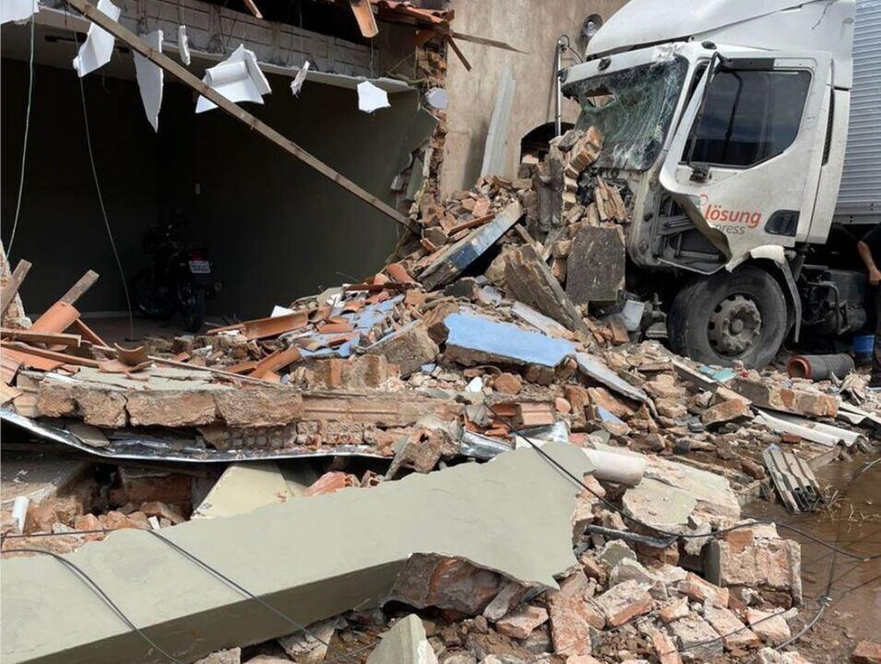 Caminhão desgovernado bate em três veículos e derruba muro de casas no interior do Ceará; veja ...