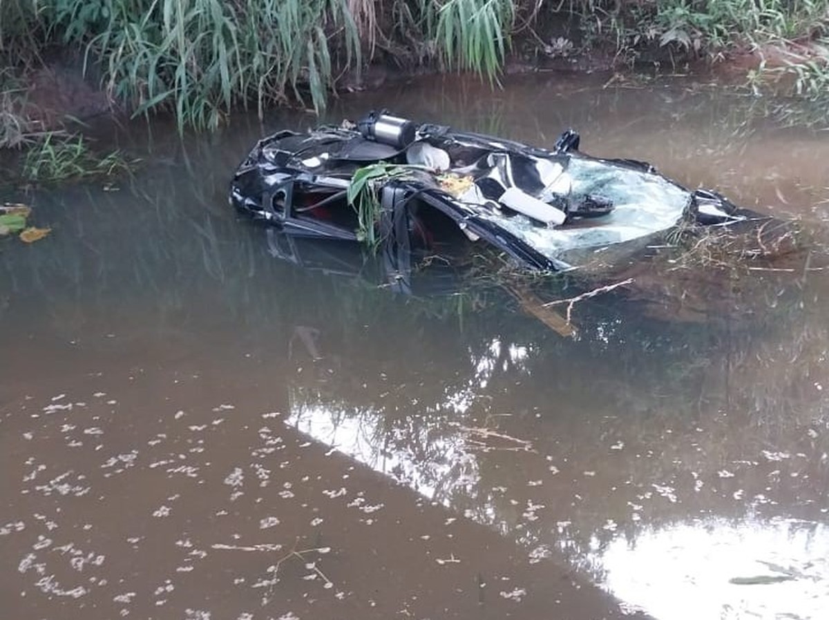 Mulher morre após carro cair de ponte em estrada vicinal, em Santo ...