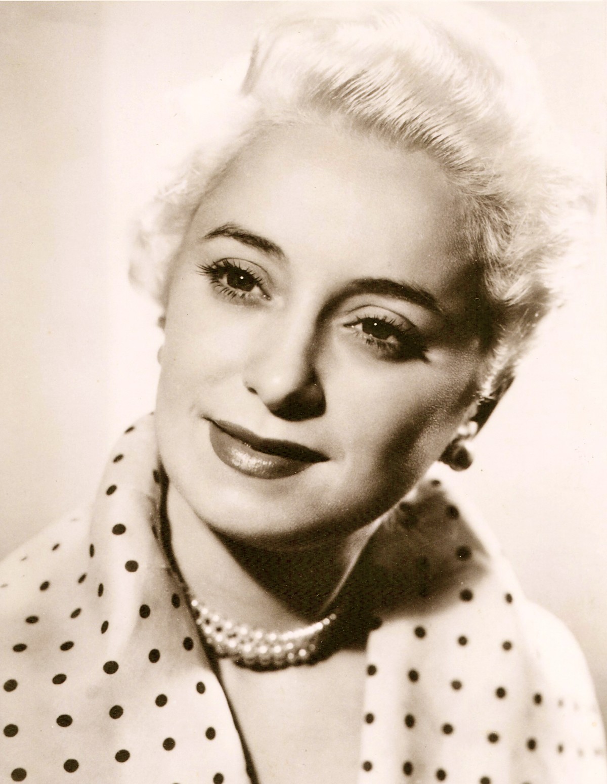 Isaurinha Garcia, cantora que faria 100 anos hoje, está na história da ...