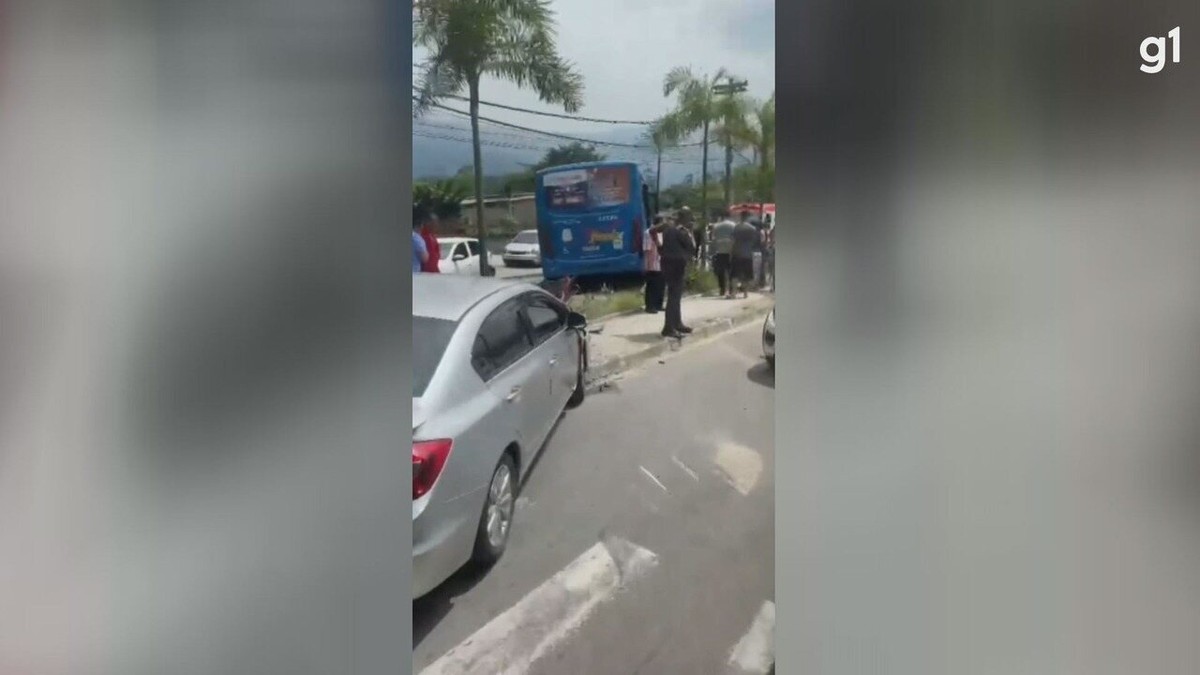 Ônibus Desvia De Fila De Veículos Bate Em Carro E Fica Atravessado Na